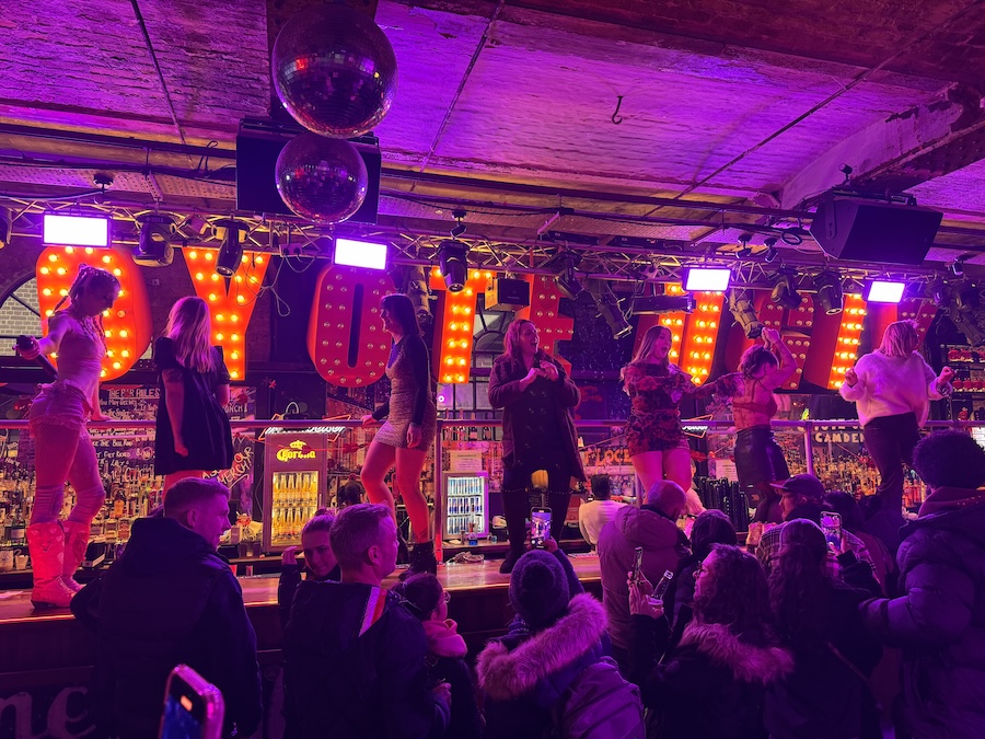 The Bar that Inspired a Hollywood Blockbuster – Coyote Ugly Saloon ...