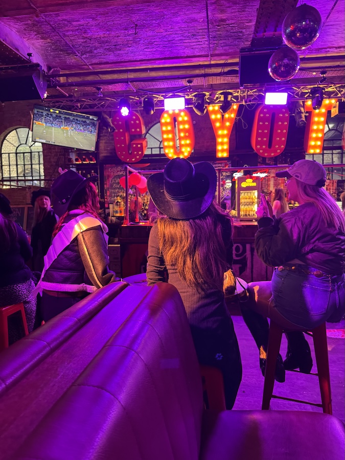 The Bar that Inspired a Hollywood Blockbuster – Coyote Ugly Saloon ...